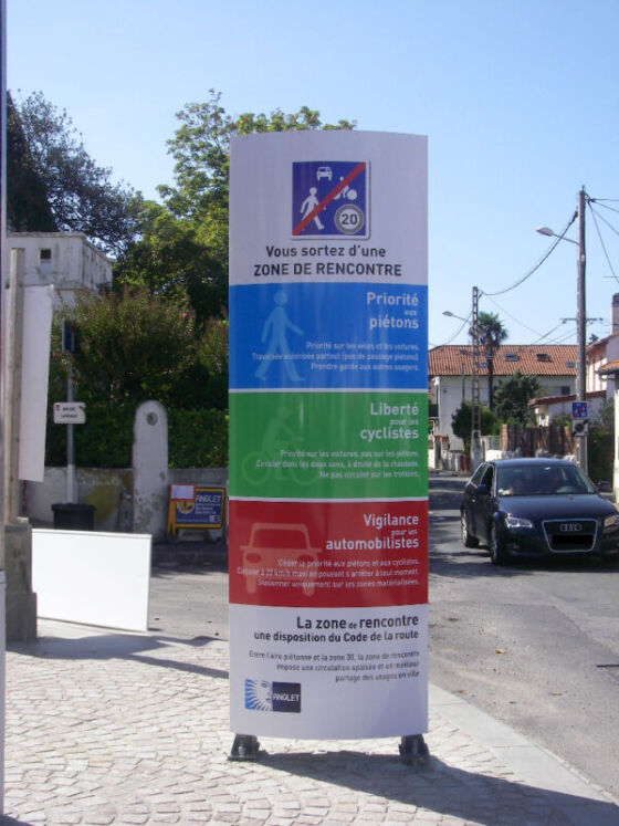 Totem publicitaire : optez pour une signalétique originale | Galvasteel